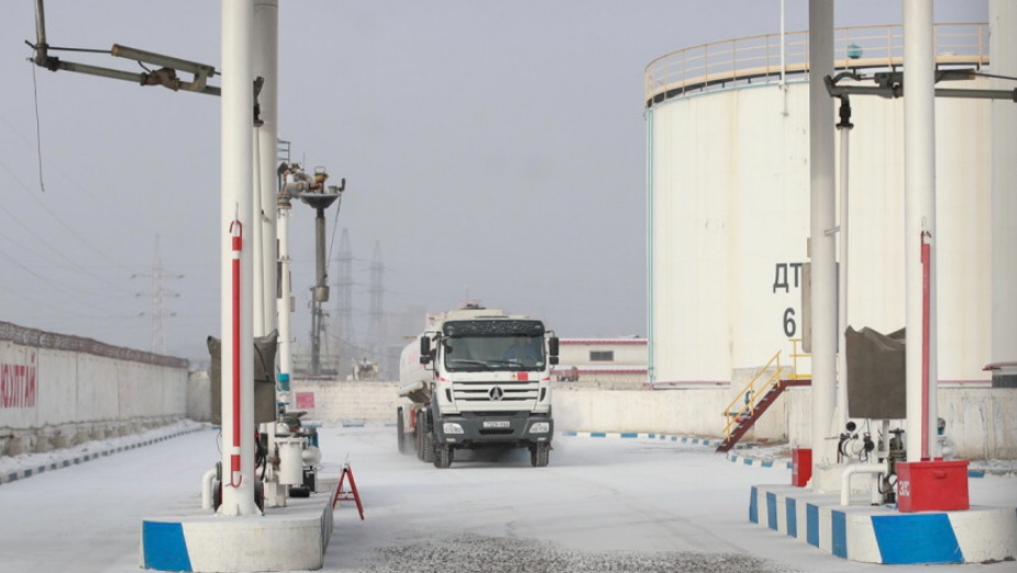 Орон нутаг руу шатахуун нийлүүлэлтээ ачиж байна